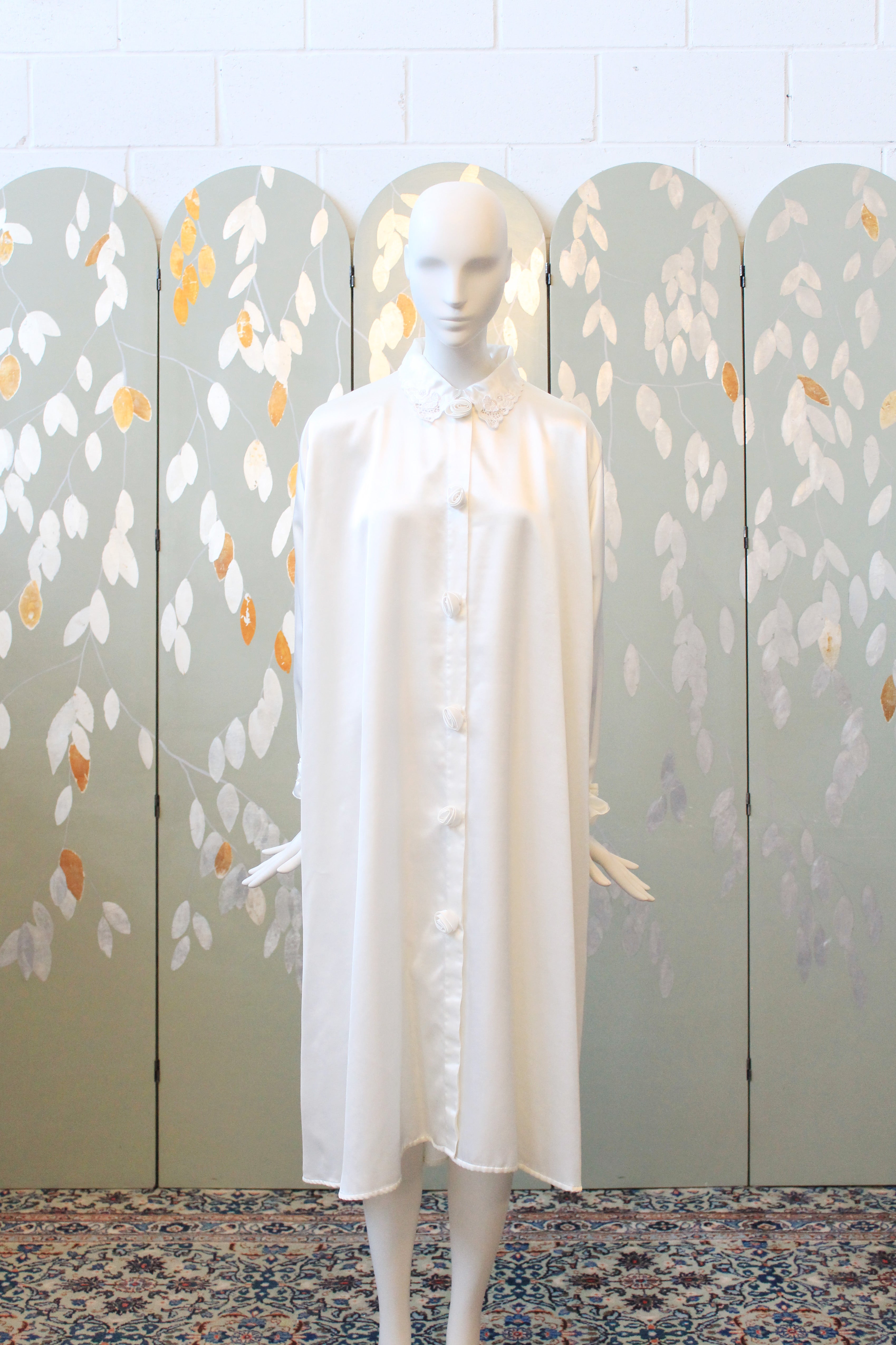 1980s Cream Satin Robe With Rosettes, Medium – Ian Drummond Vintage