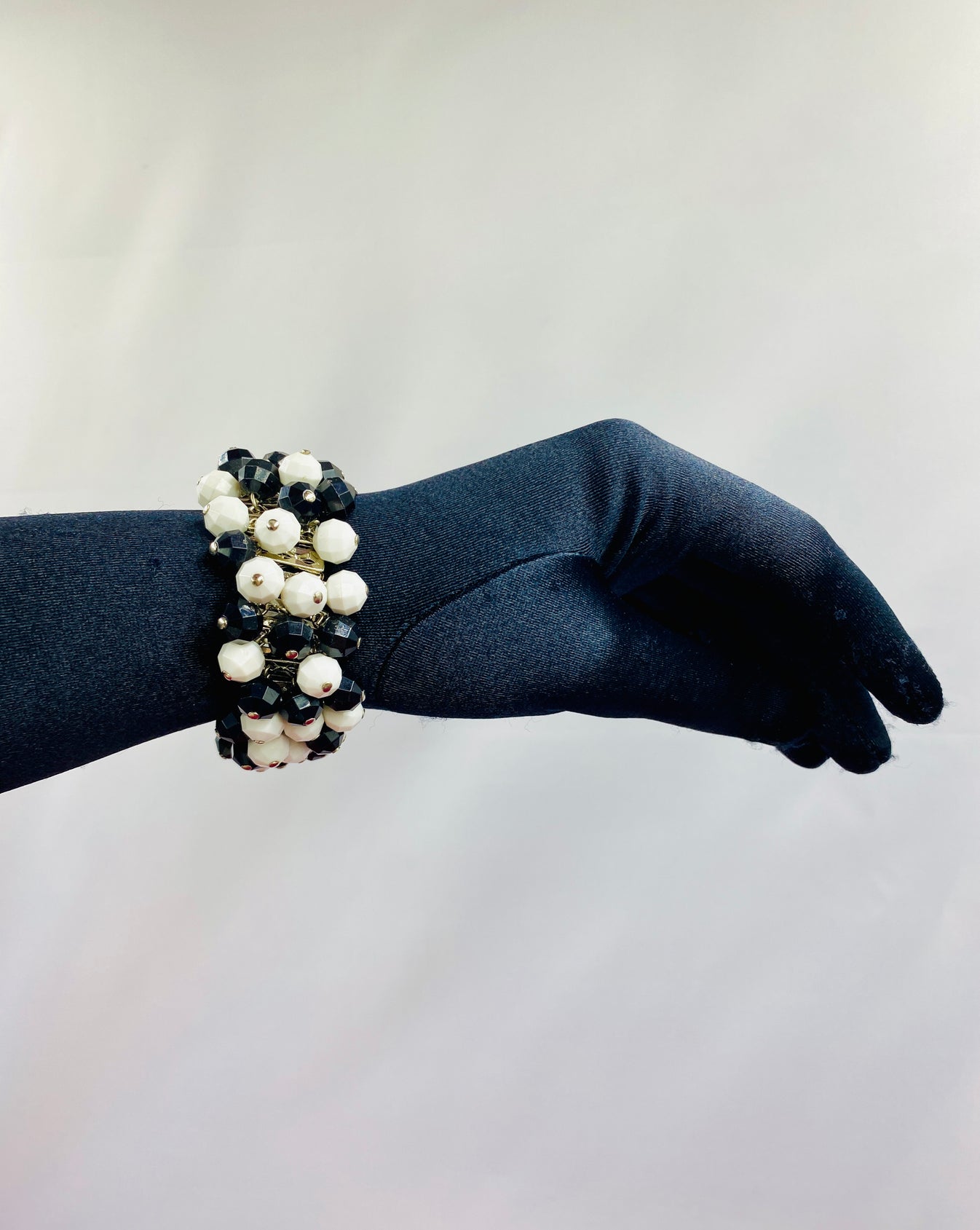Vintage 1950s Black & White Glass Bead Cha Cha Expansion Bracelet – Ian ...